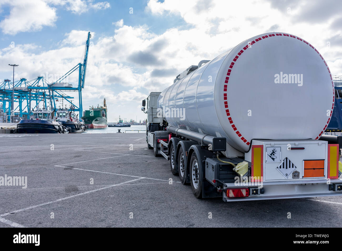 Dangerous load warning hi-res stock photography and images - Alamy