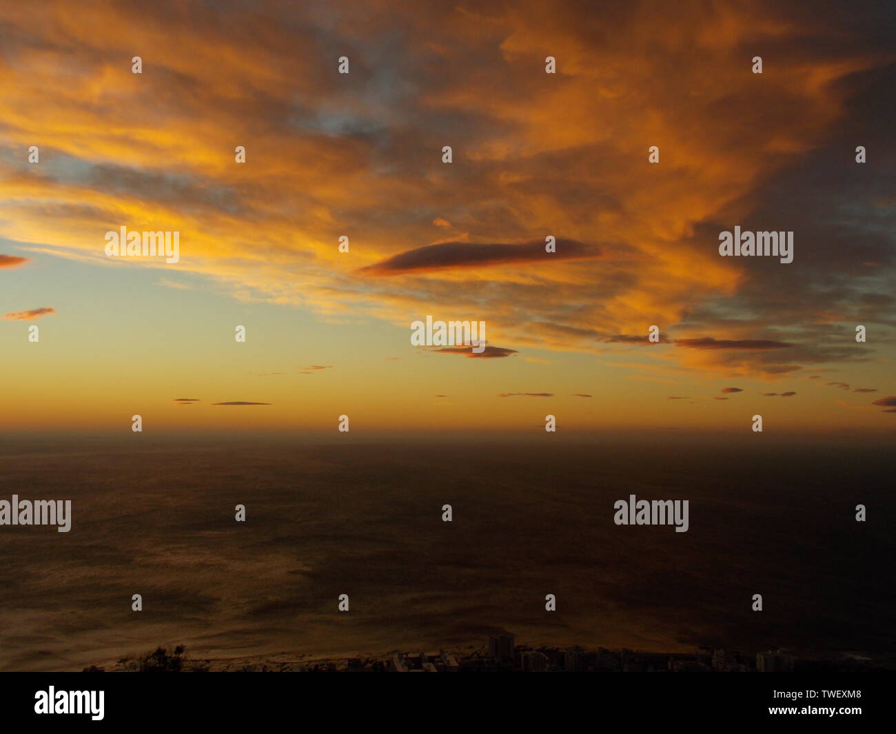 Dramatic sun and clouds hi-res stock photography and images - Alamy