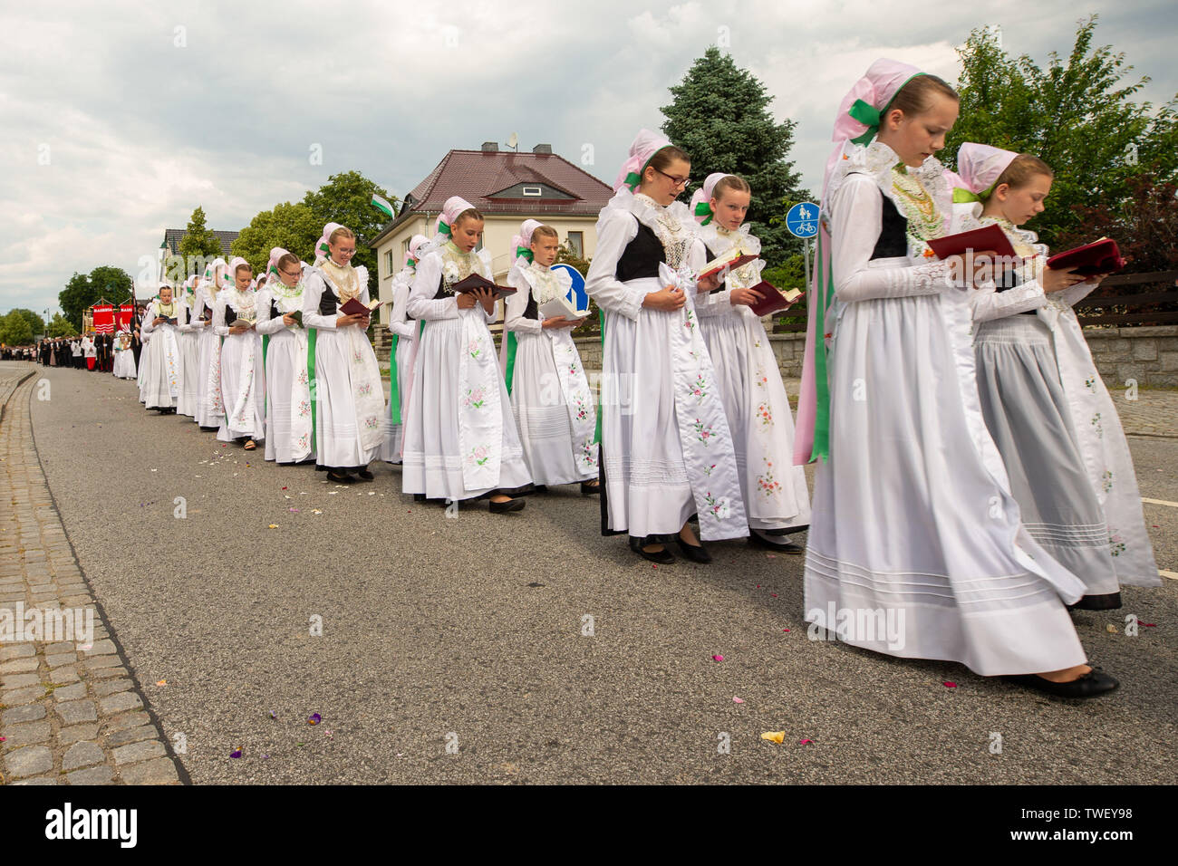 Crostwitz, Germany. 20th June, 2019. Druschki, the Sorbian bridesmaids ...