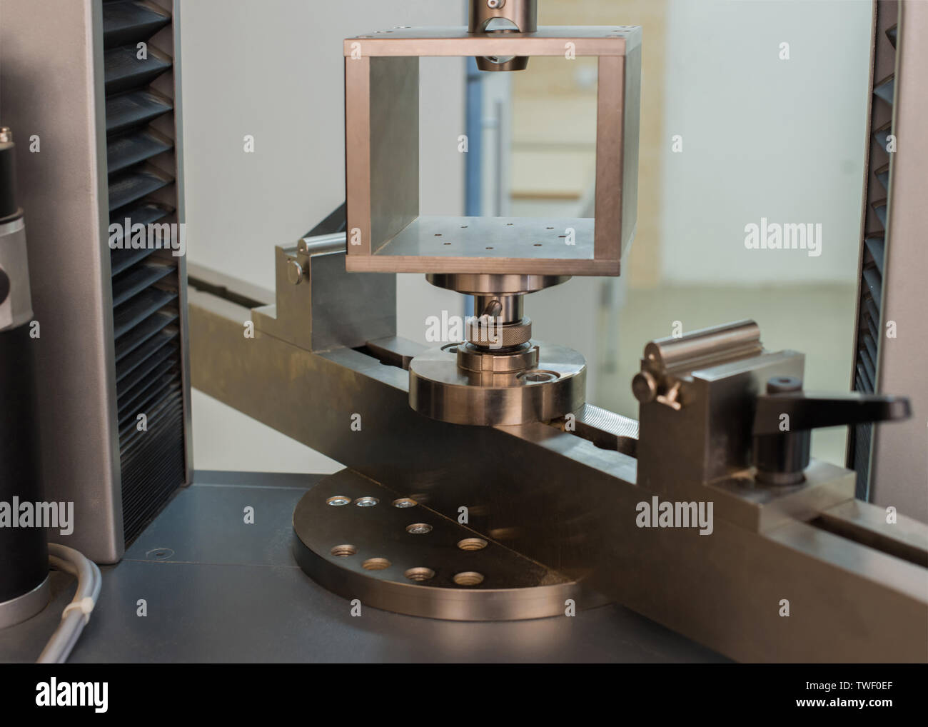 Tensile strength testing machine hi-res stock photography and images ...