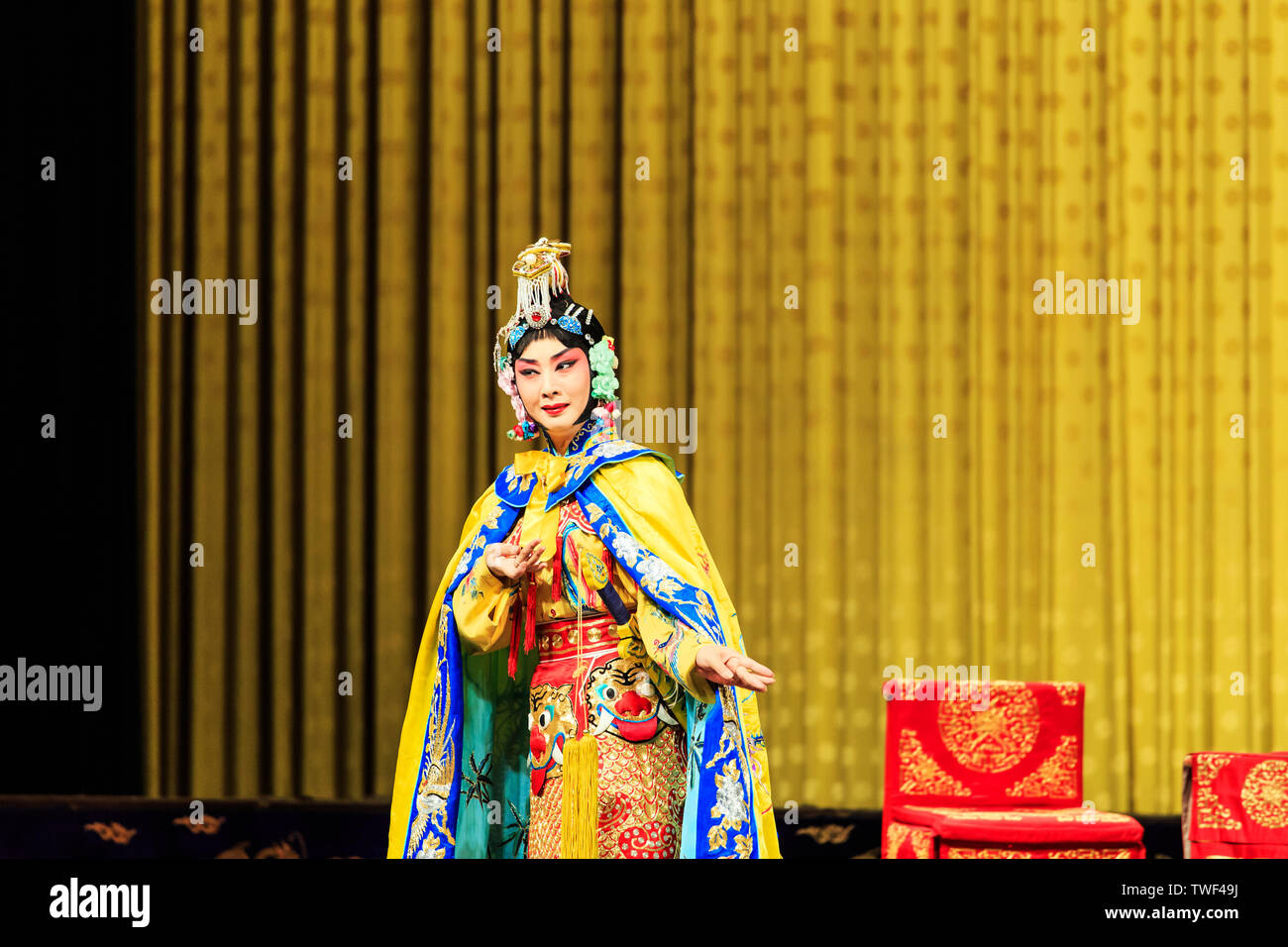 Peking opera performances hi-res stock photography and images - Alamy