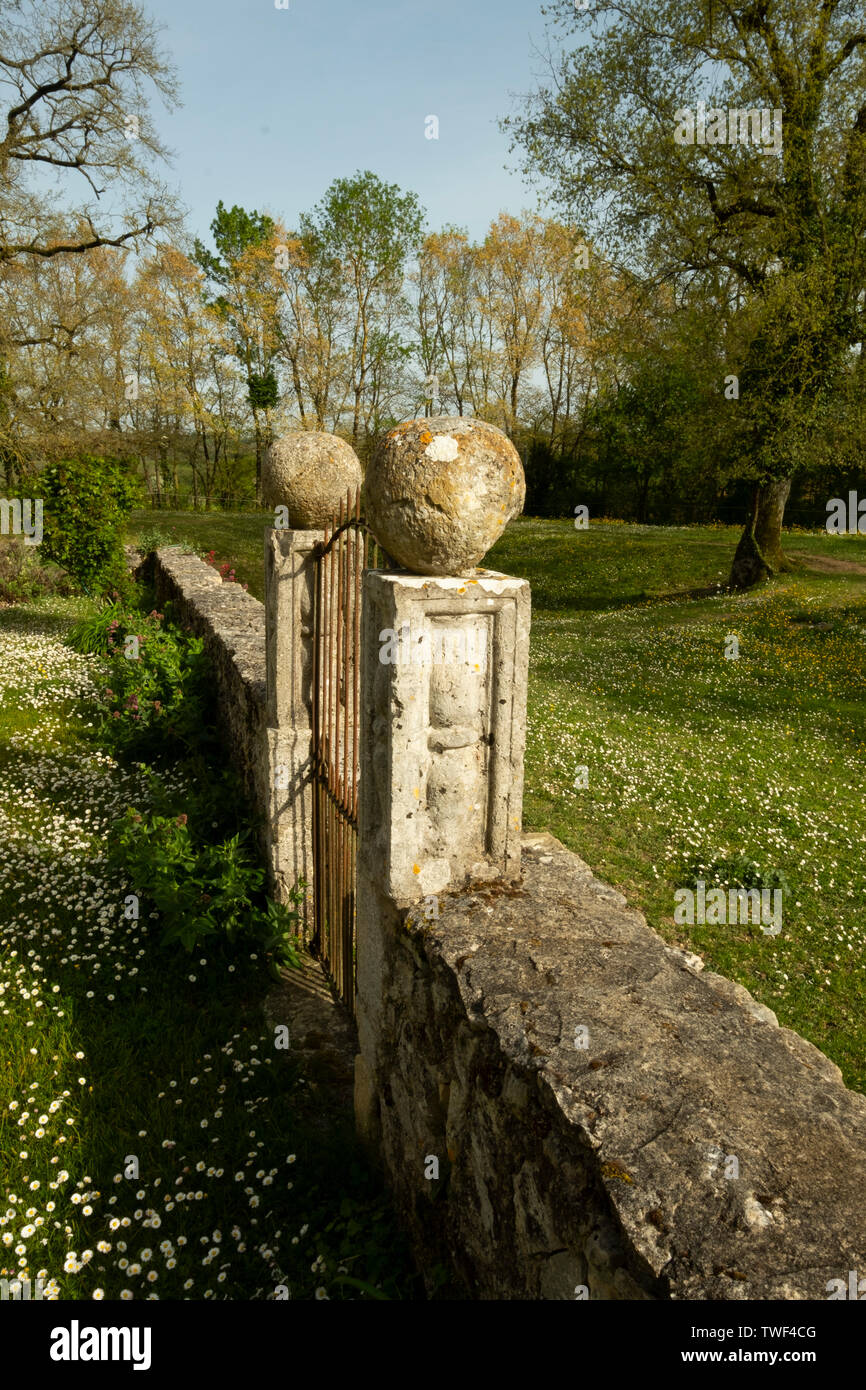 Chateau gate hi-res stock photography and images - Alamy
