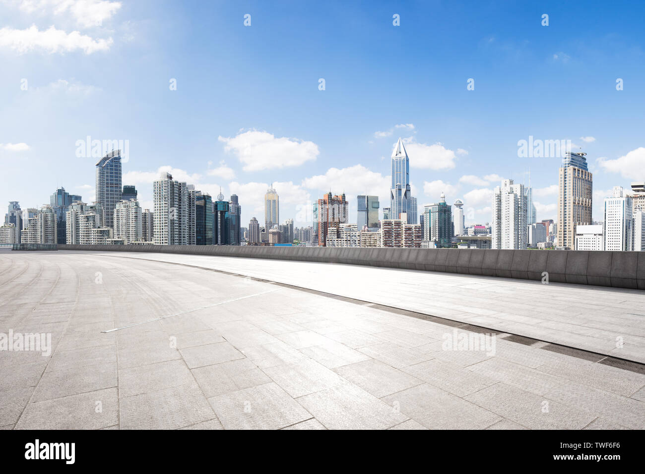 Empty square cityscape skyline hi-res stock photography and images - Alamy