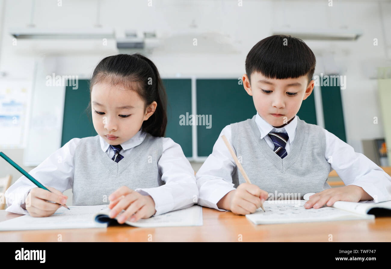 China boy writing hi-res stock photography and images - Alamy