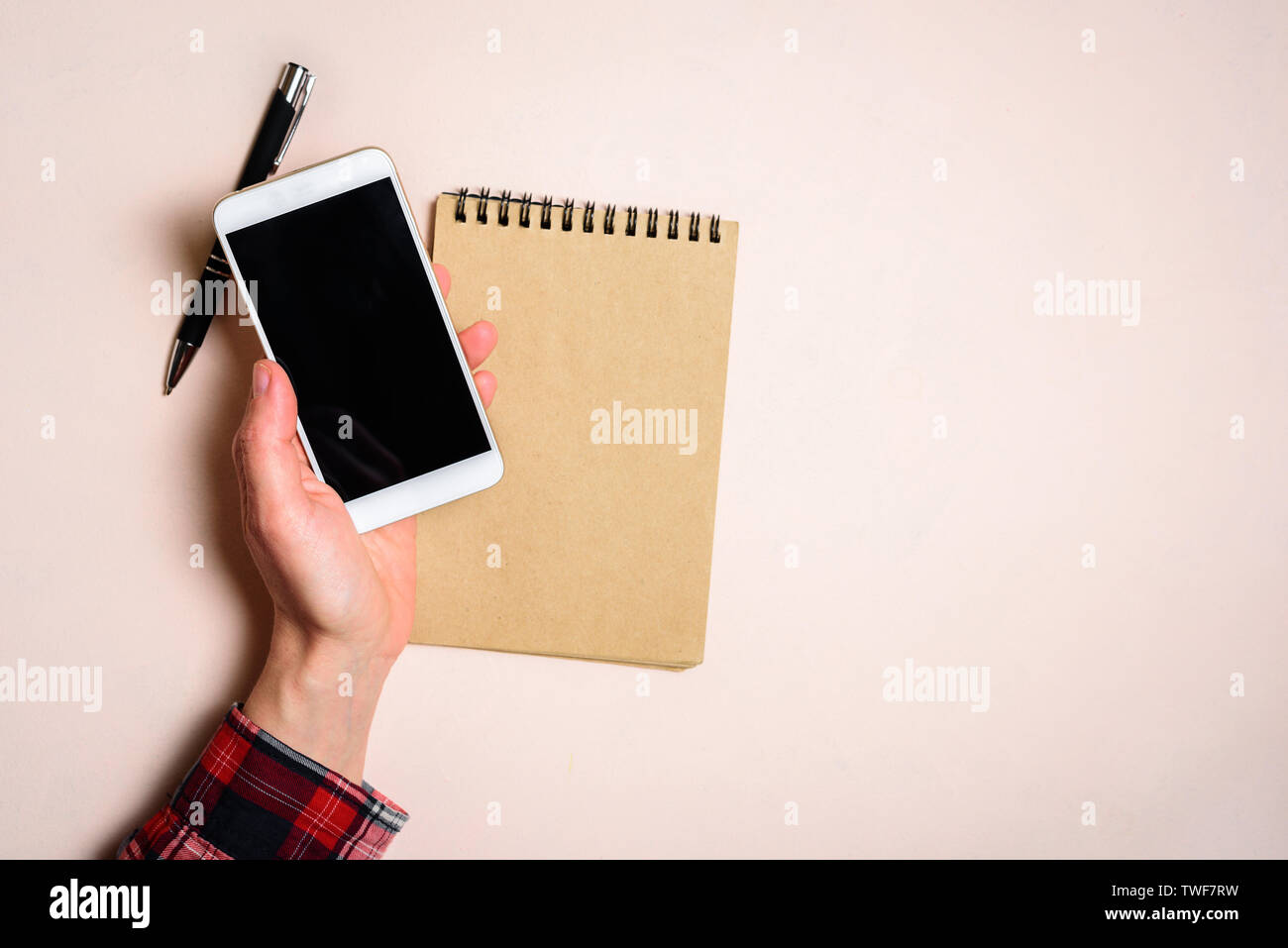 Left hand holding note hi-res stock photography and images - Alamy