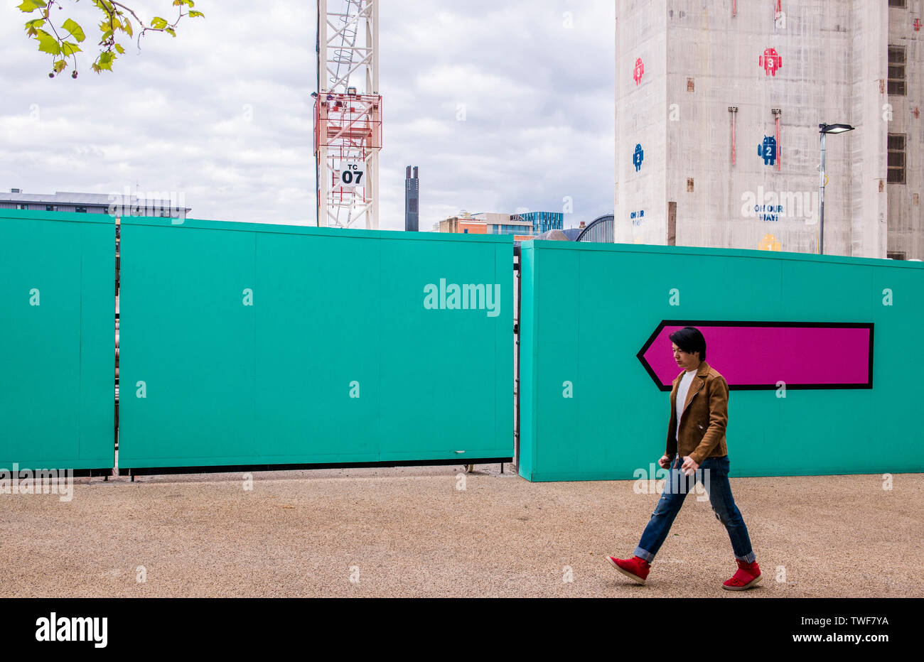 Kings cross london arrow hi-res stock photography and images - Alamy