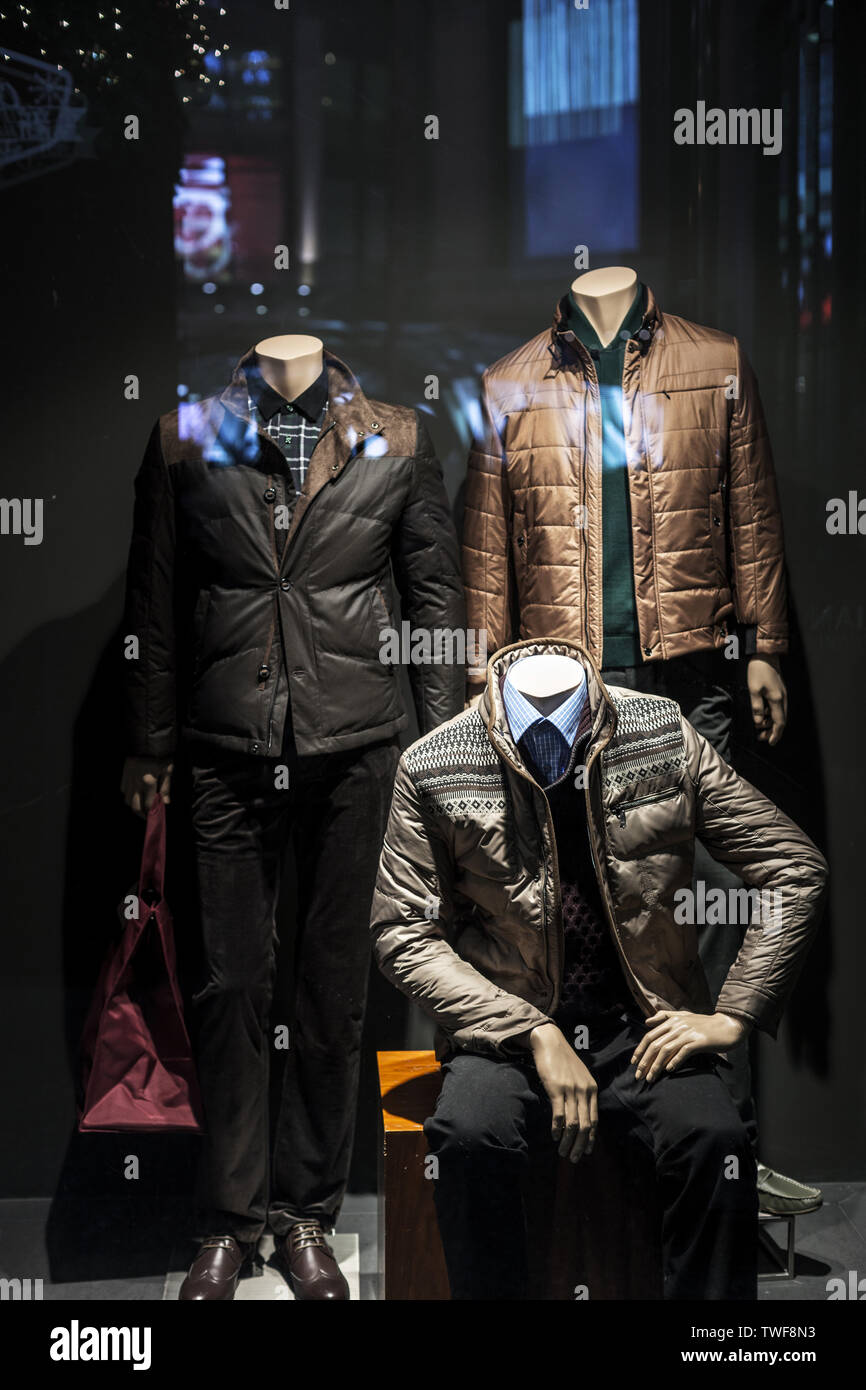 Shop window display man clothes hi-res stock photography and images - Alamy
