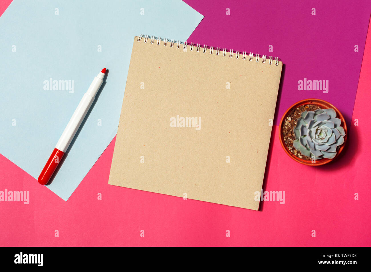 Notebook open page design on table Stock Photo - Alamy