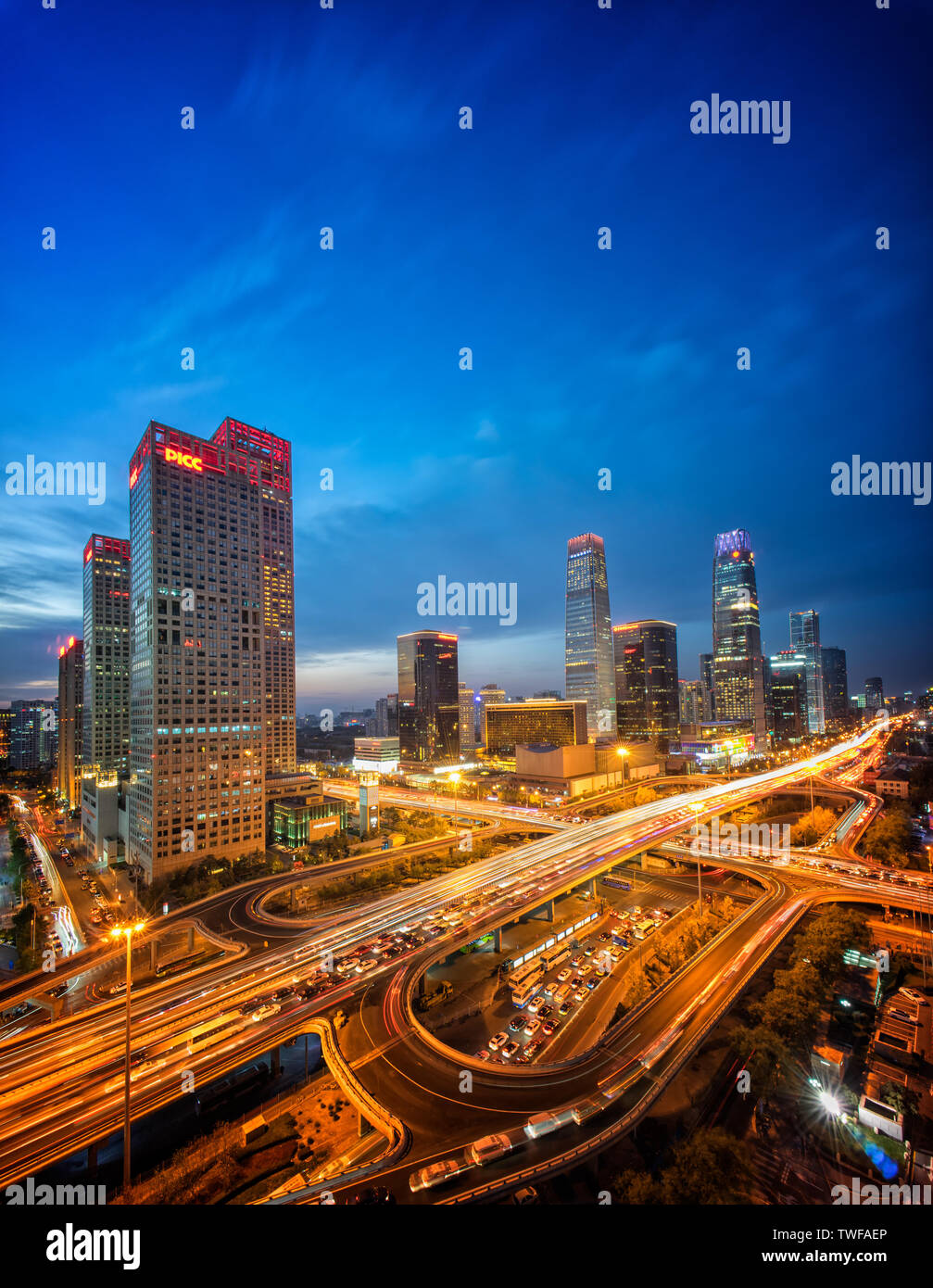 Traffic model and fast downtown town dusk hi-res stock photography and ...