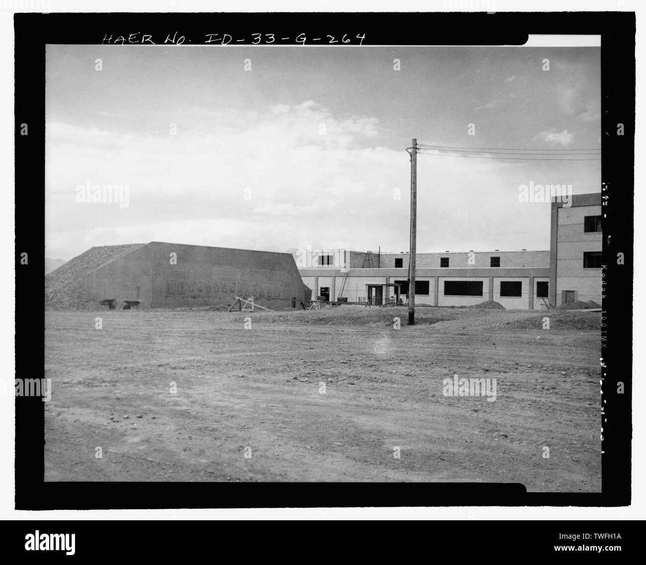 PLUG STORAGE BUILDING, TRA-611, AS IT LOOKED WITH EARTHEN SHIELD ...