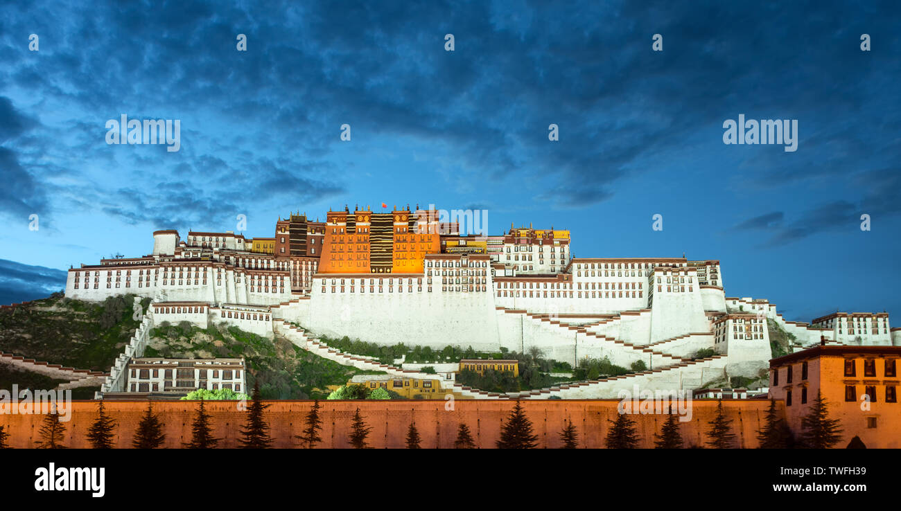 Buddha gate buddhist monks and lhasa mecca scenic spots hi-res stock ...