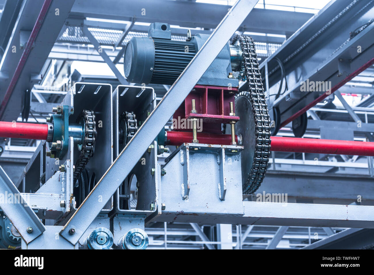 Modern industrial machinery gear with chain close-up Stock Photo - Alamy