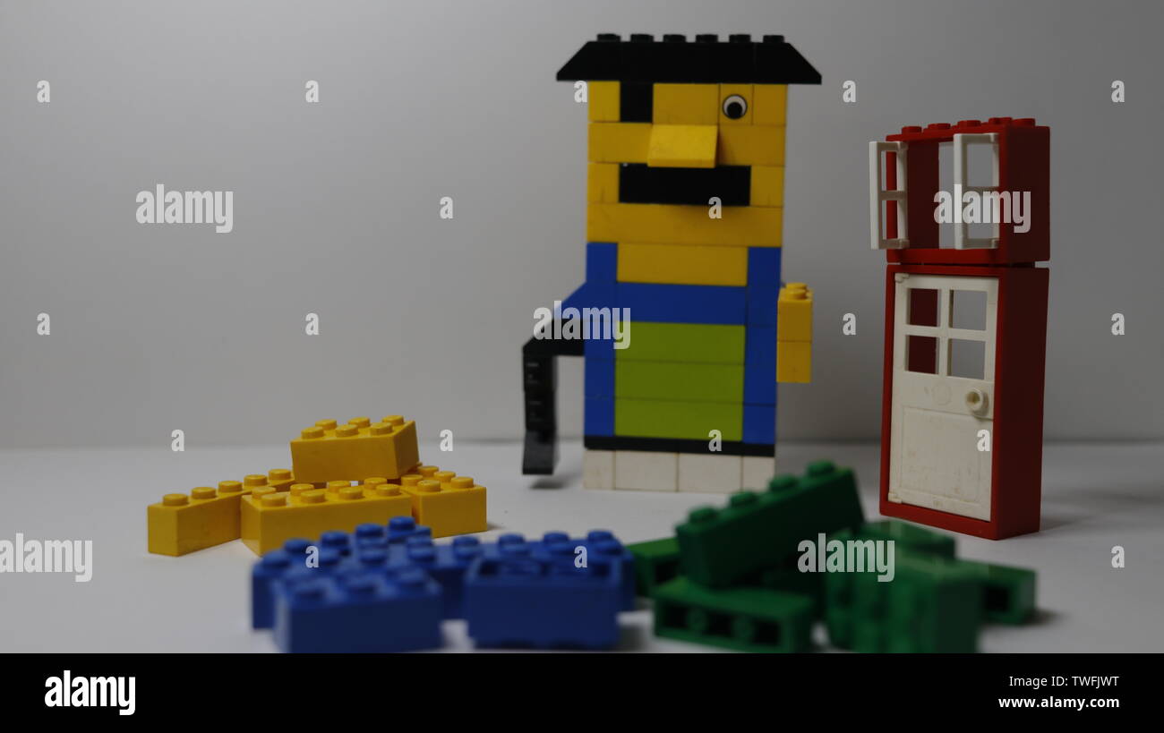 CHILDREN PLAYING WITH LEGO BLOCKS Stock Photo - Alamy