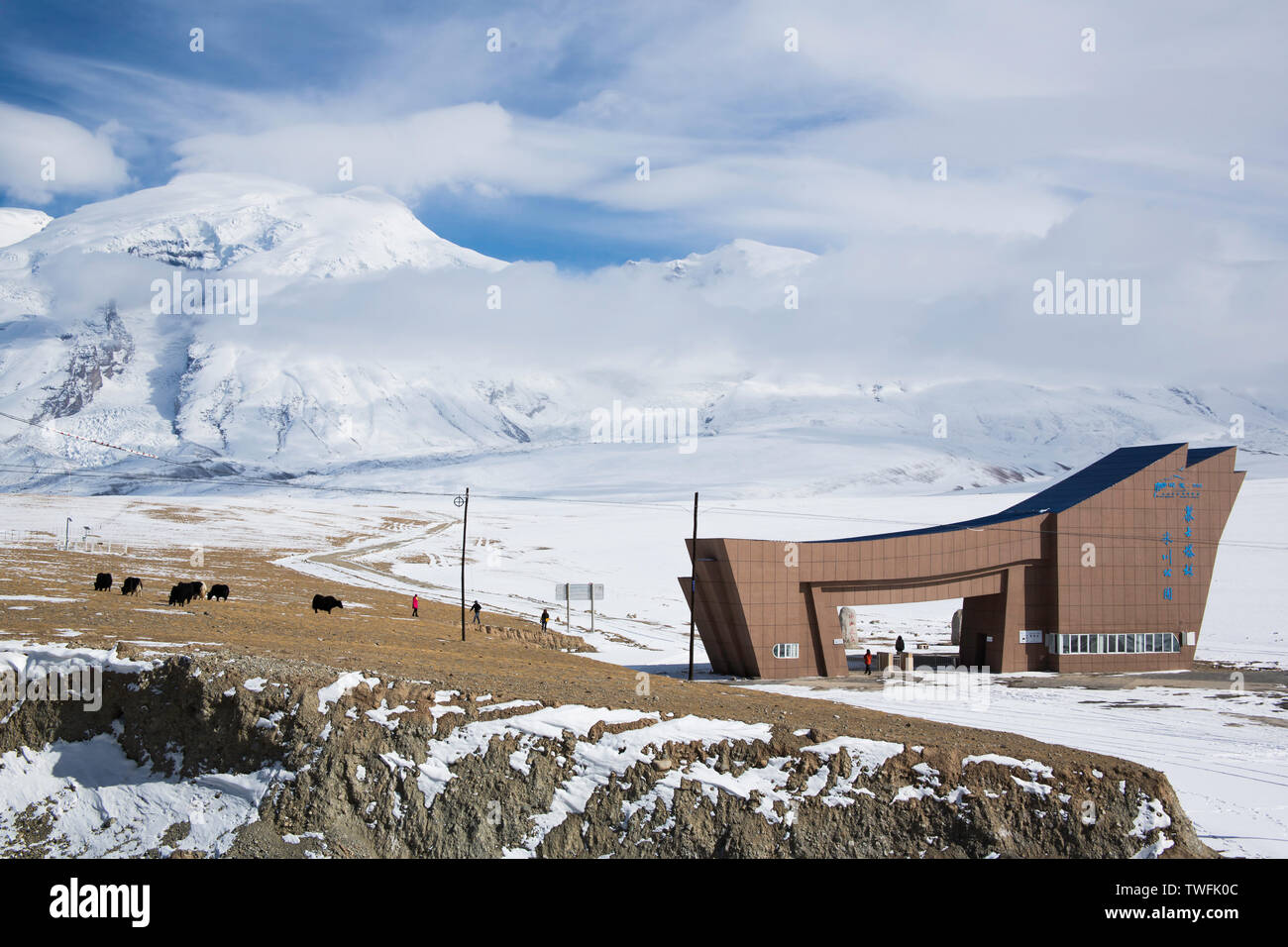 Scenery of Mushtag Snow Mountain in Xinjiang Stock Photo - Alamy