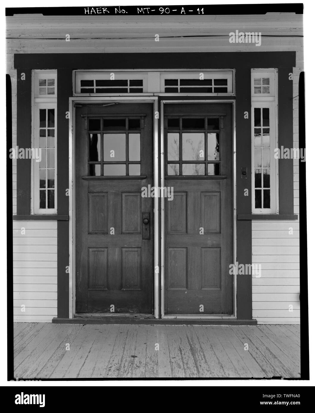 POWERHOUSE FOREMAN'S BUNGALOW. DETAIL OF SOUTHWEST ENTRY SYSTEM. VIEW ...