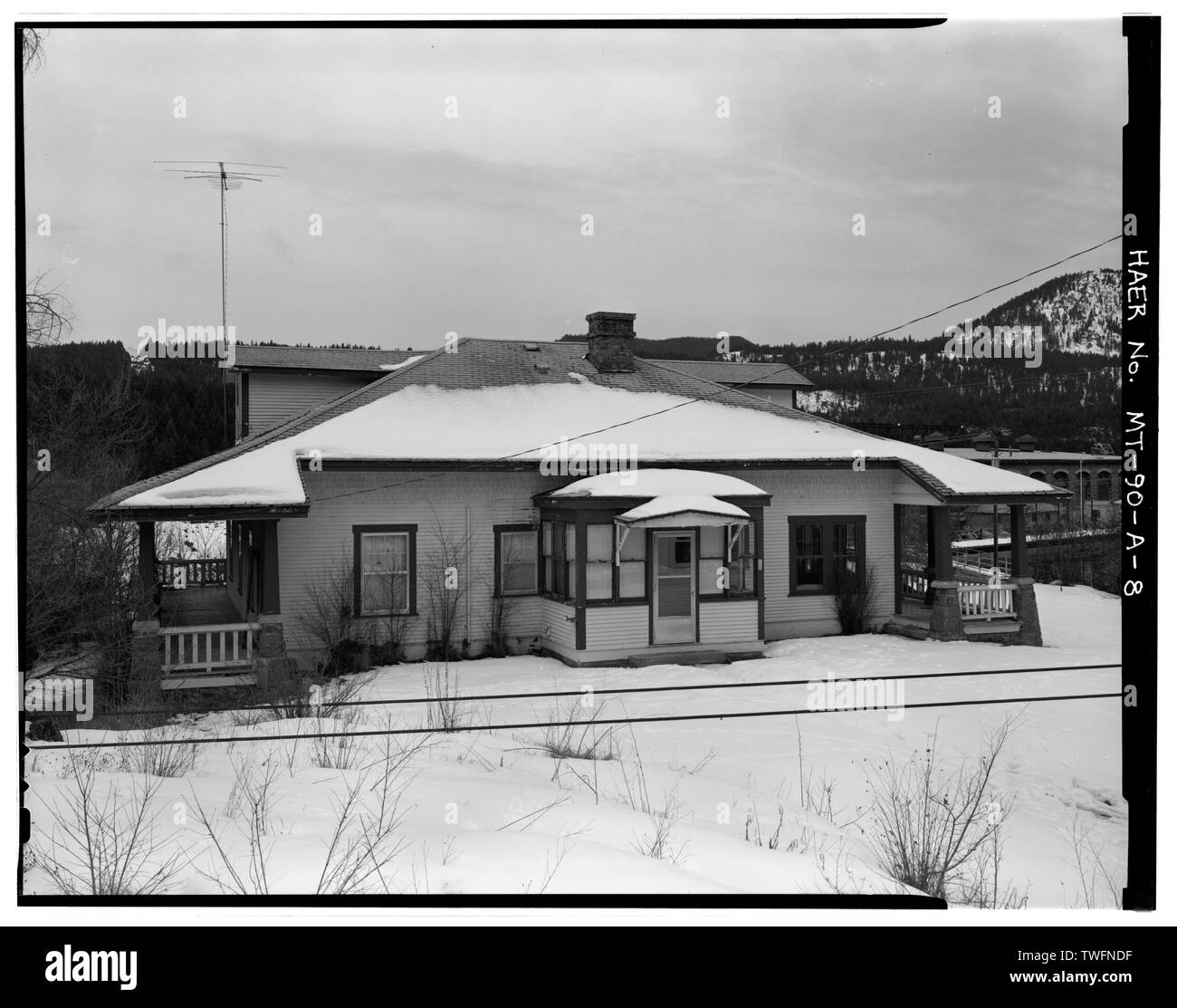 POWERHOUSE FOREMAN'S BUNGALOW. NORTHEAST FACADE. VIEW TO SOUTHWEST ...