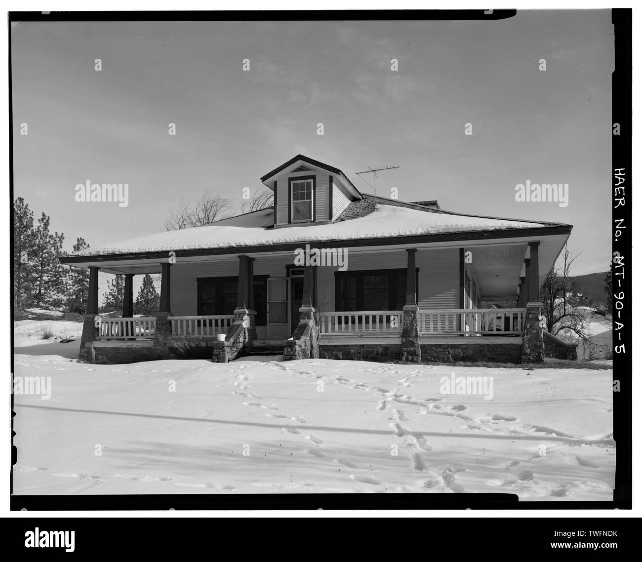 POWERHOUSE FOREMAN'S BUNGALOW. NORTHWEST FACADE. VIEW TO SOUTHEAST ...