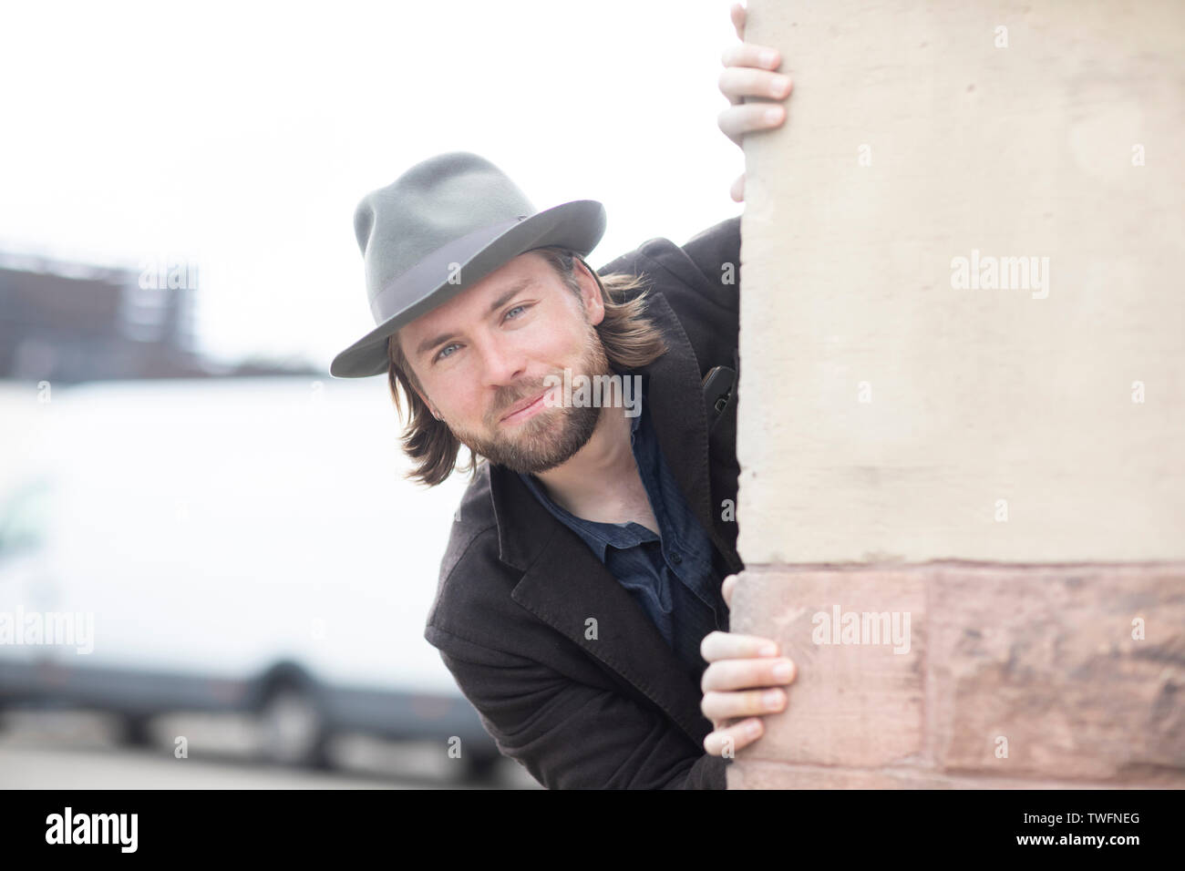 Man looking round corner hi-res stock photography and images - Alamy
