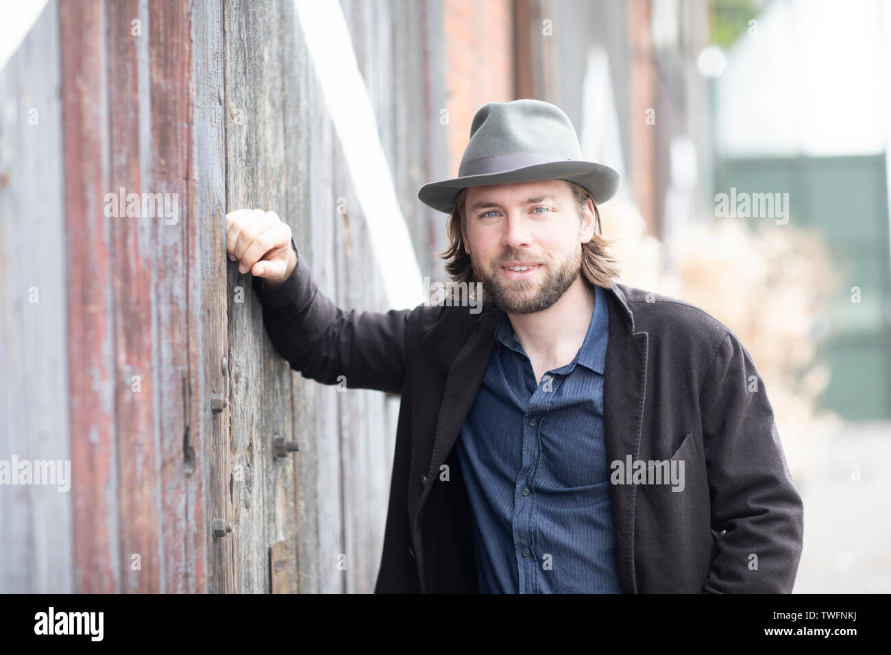Man leaning against building hands hi-res stock photography and images ...