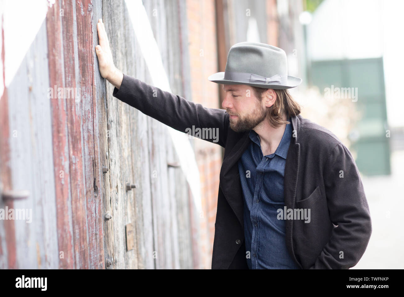 Man leaning against building hands hi-res stock photography and images ...