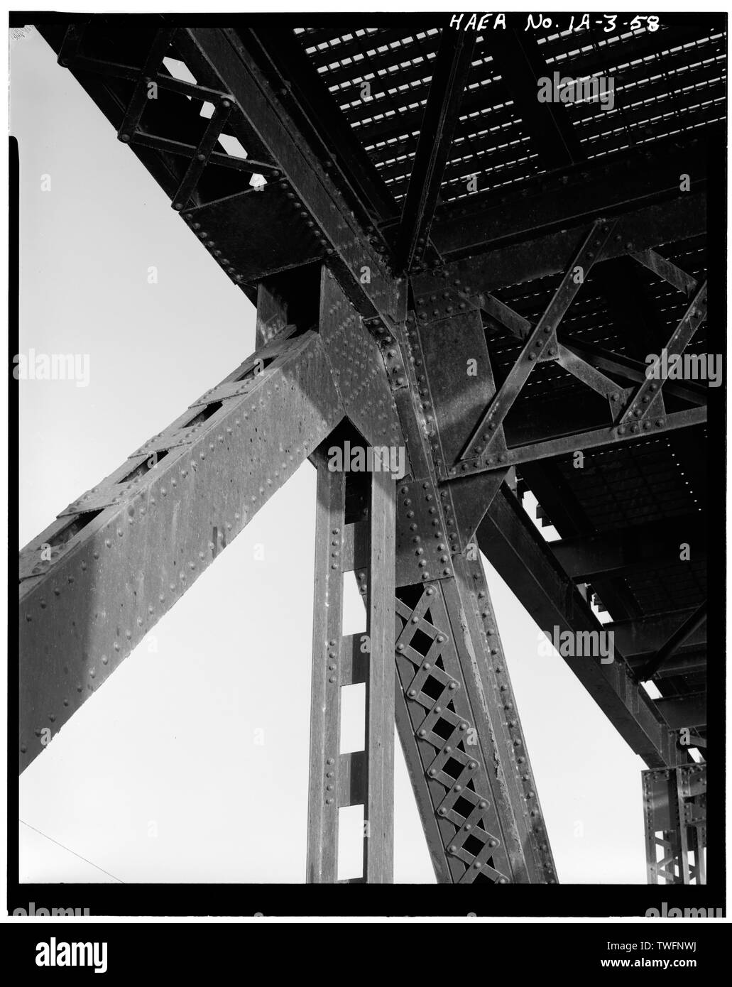 PRATT SPAN- CONNECTION BETWEEN TOP CHORD AND INCLINED END POST ...