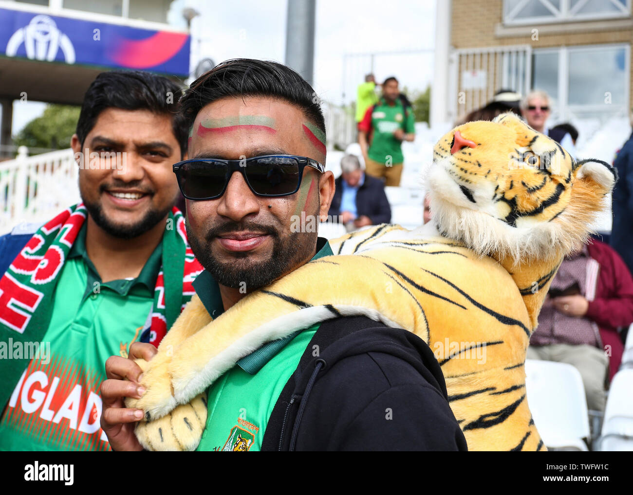 Tiger mascot hi-res stock photography and images - Alamy