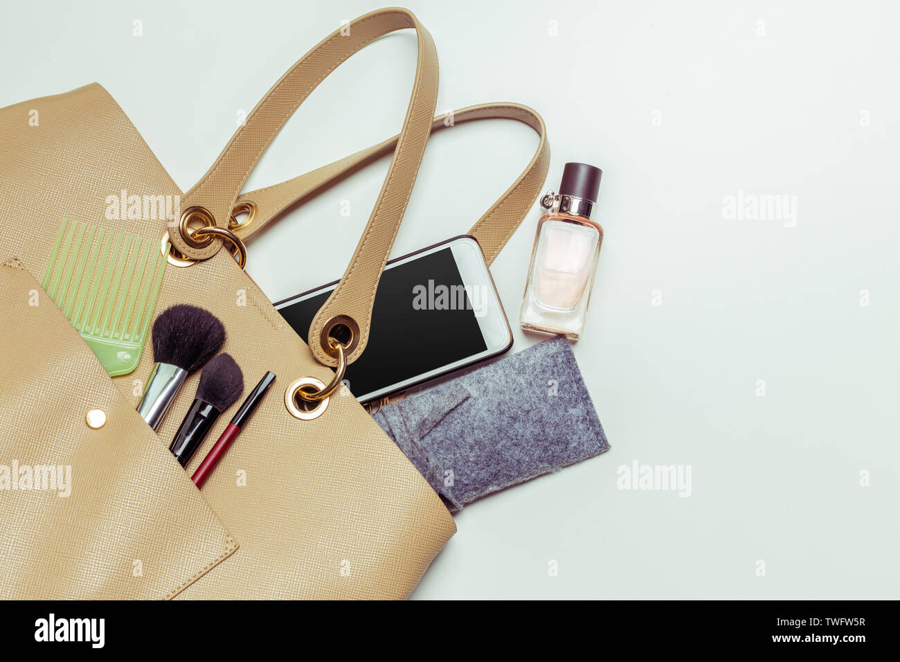Contents of woman's bag Stock Photo - Alamy