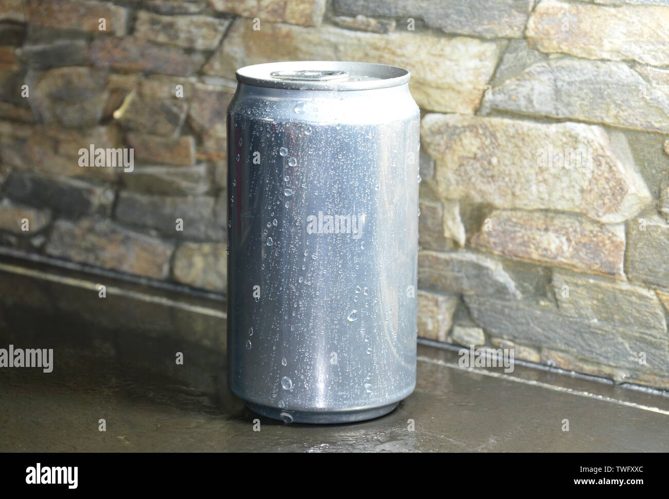 water drop on tin can drink on black counter Stock Photo - Alamy