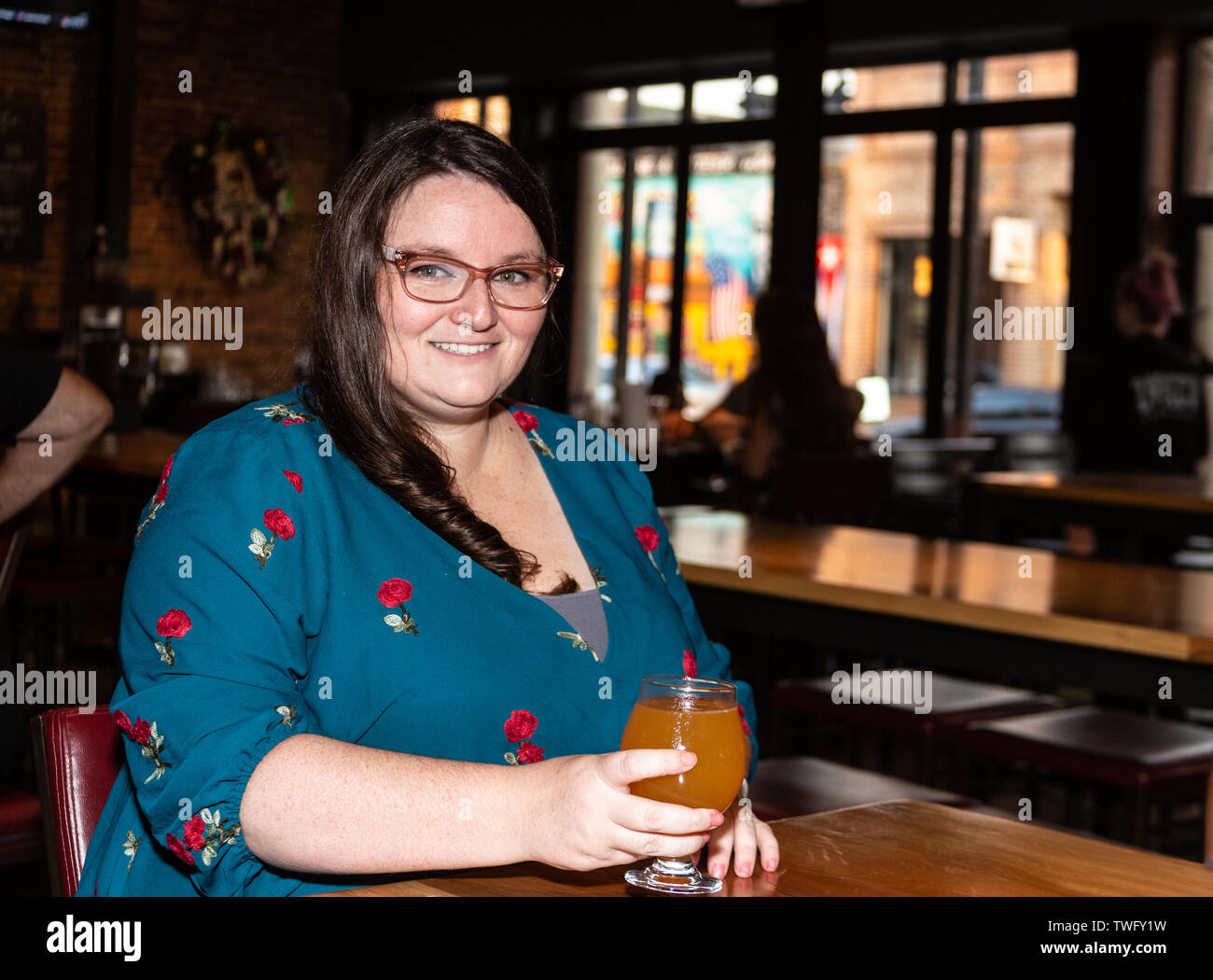 Woman at a bar hi-res stock photography and images - Alamy