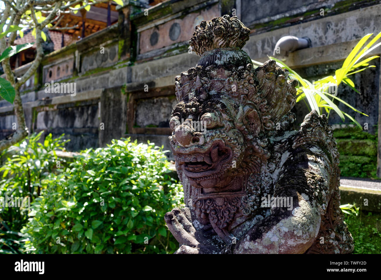Gate guardian statue hi-res stock photography and images - Alamy