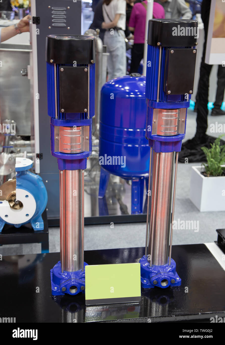 Transferring liquids hi-res stock photography and images - Alamy