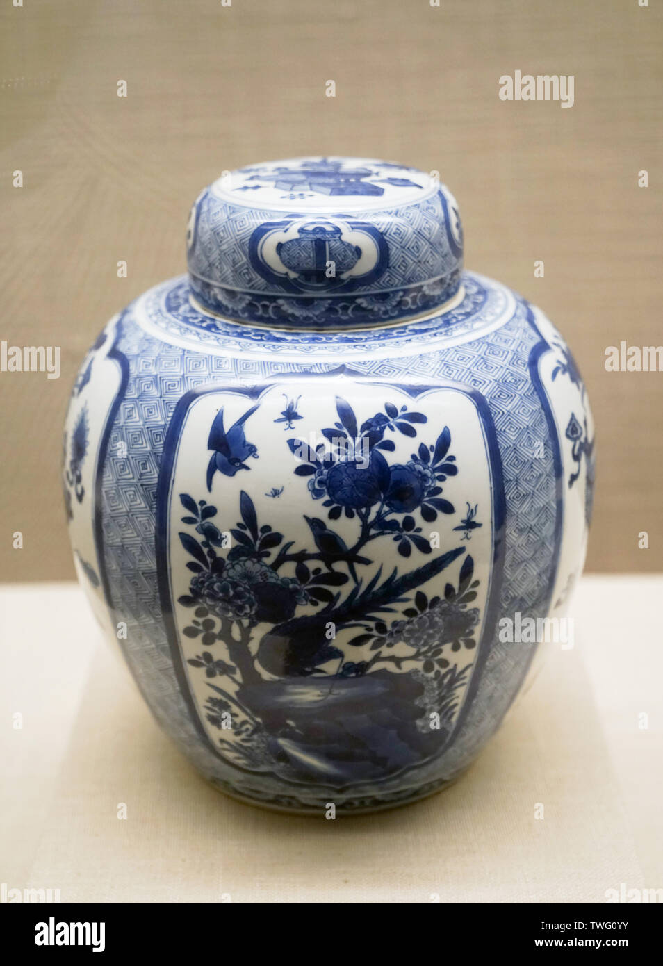 Ming Dynasty porcelain Stock Photo - Alamy