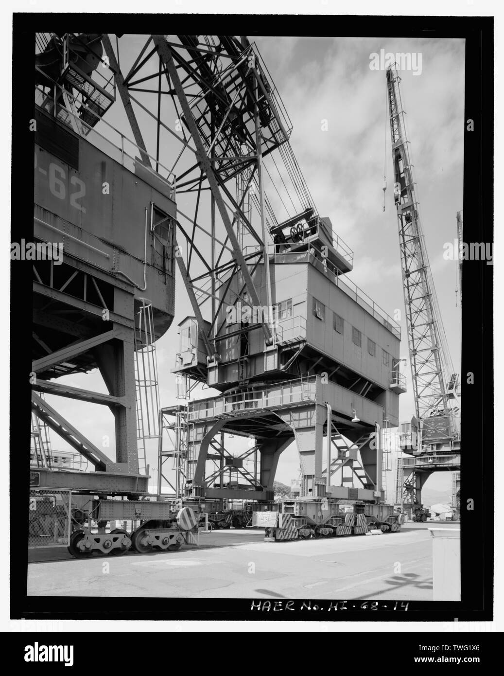 Portal Crane P-52 - front oblique - U.S. Naval Base, Pearl Harbor ...