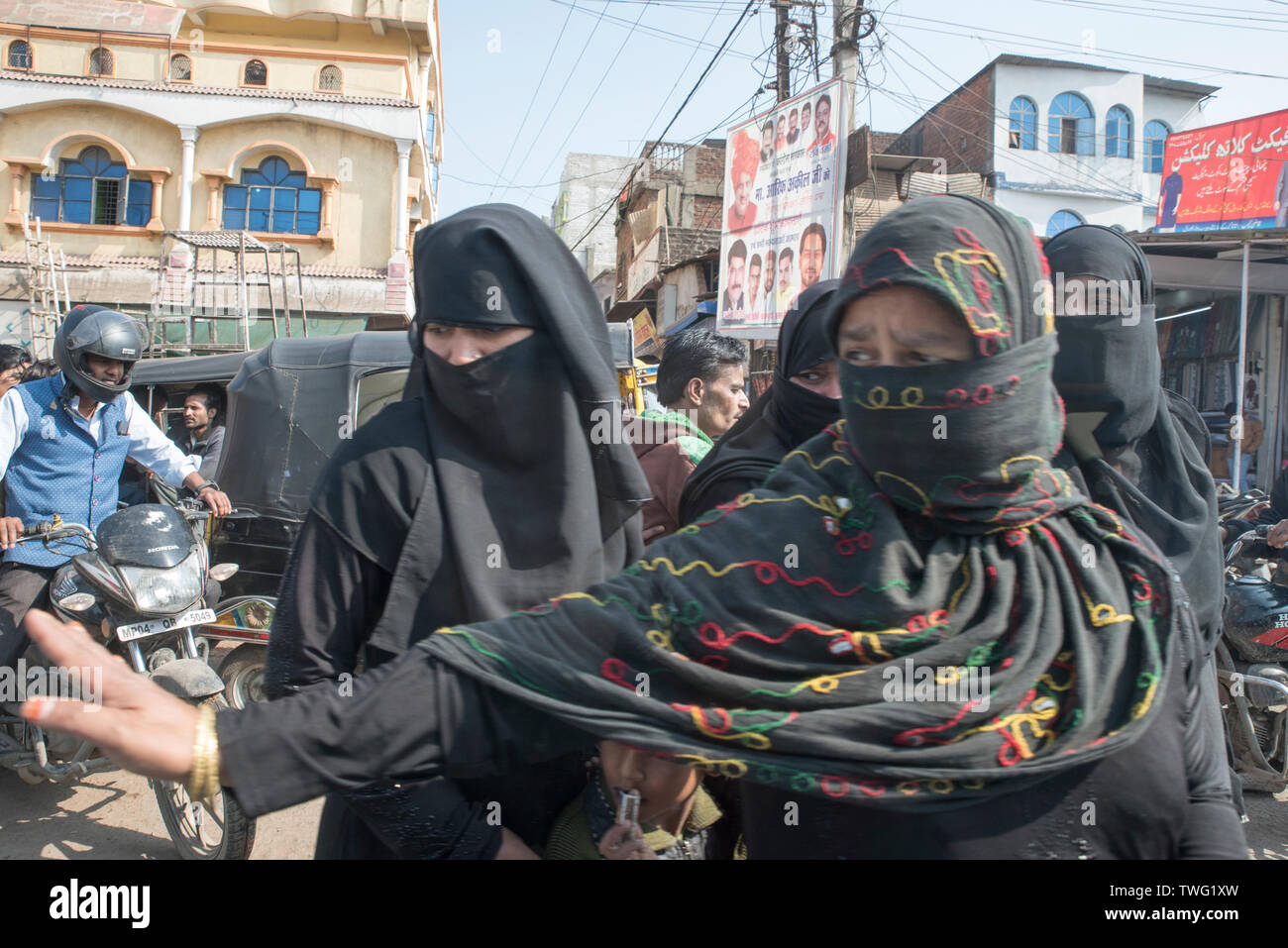India veiled women hi-res stock photography and images - Alamy