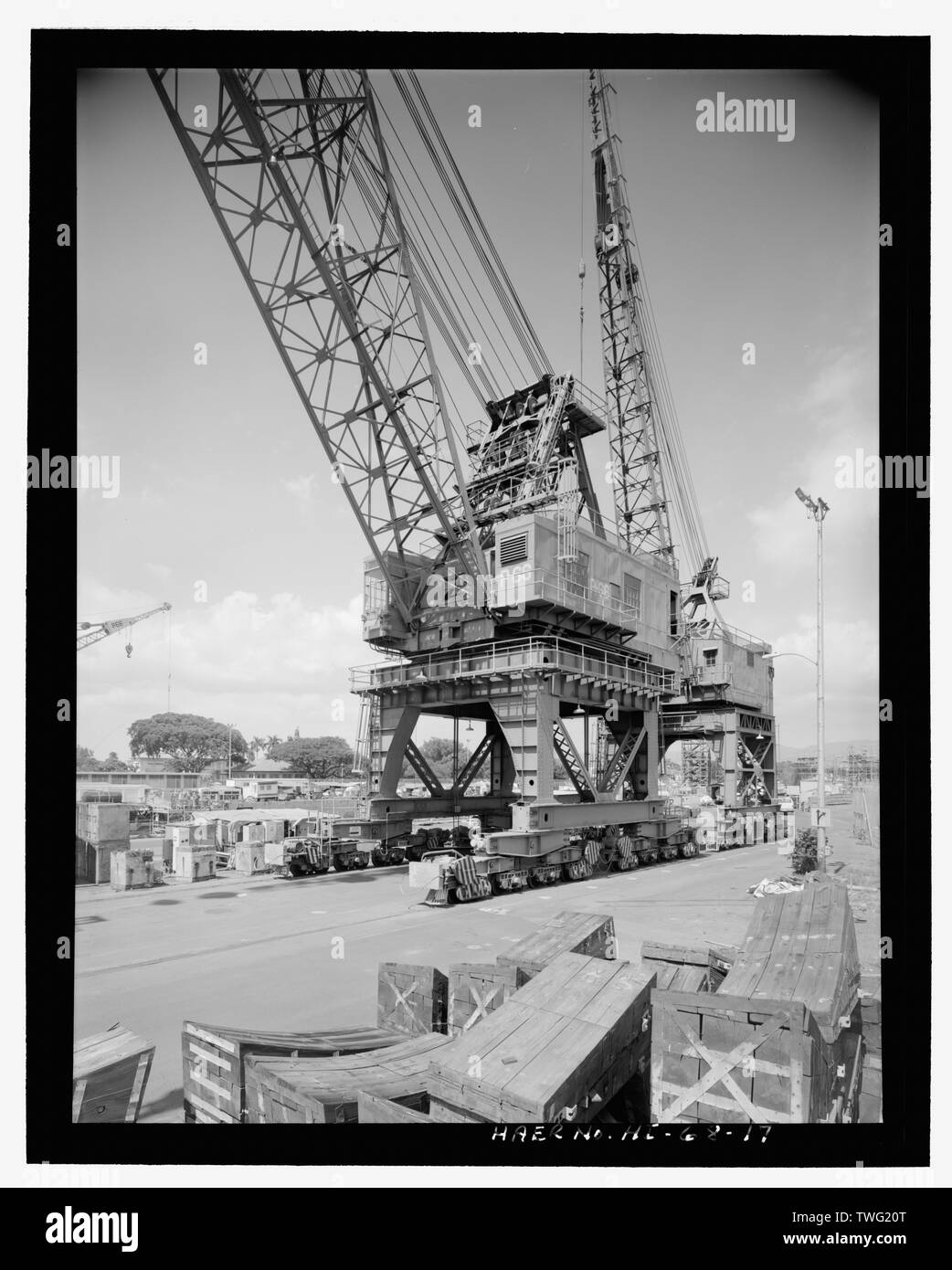 Portal Crane P-66 - front and left side - U.S. Naval Base, Pearl Harbor ...
