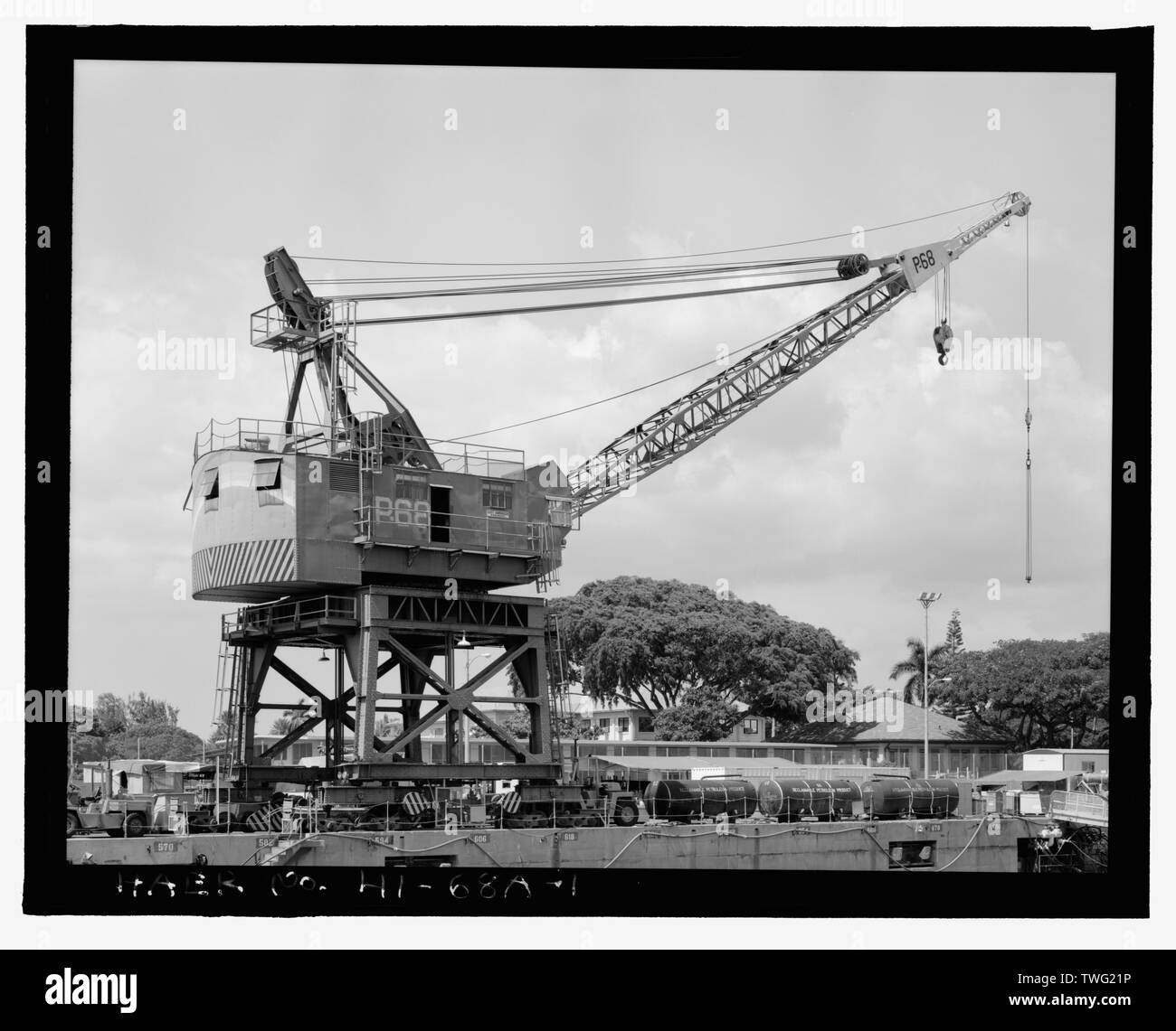 Portal Crane P-68 - rear and right side - U.S. Naval Base, Pearl Harbor ...