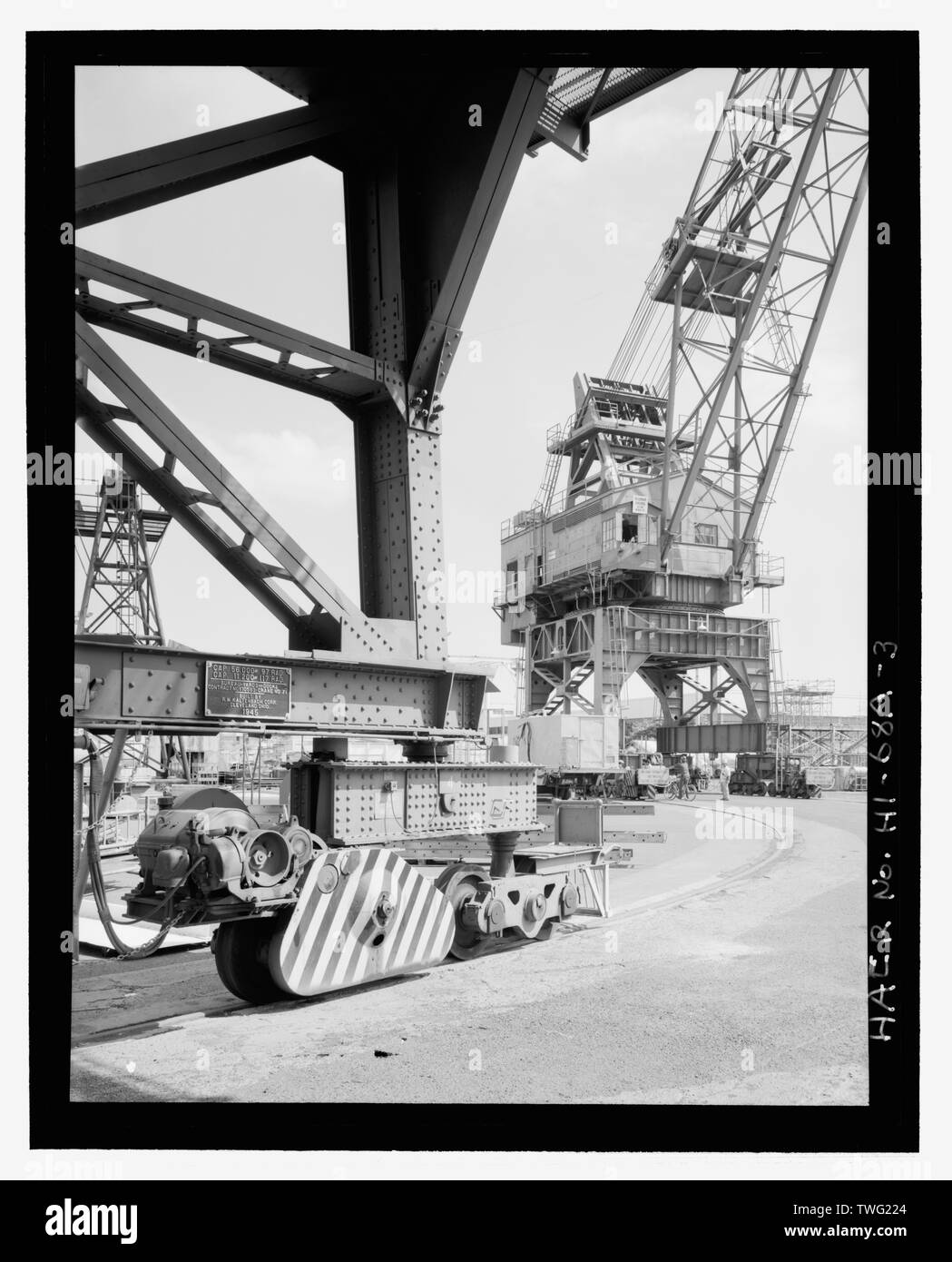 Portal Crane P-71 - portal base and plaque - U.S. Naval Base, Pearl ...