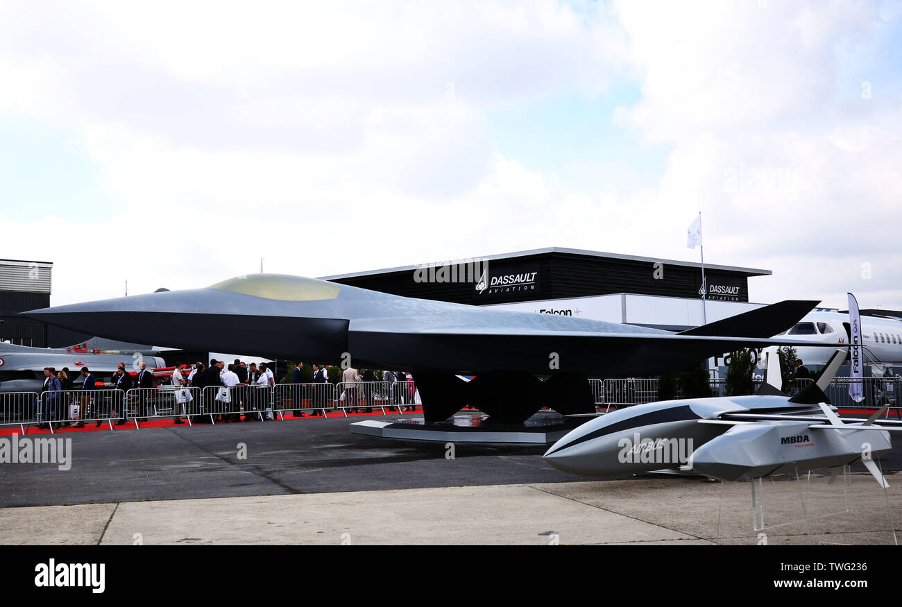 (190620) -- PARIS, June 20, 2019 (Xinhua) -- People visit the full-size ...