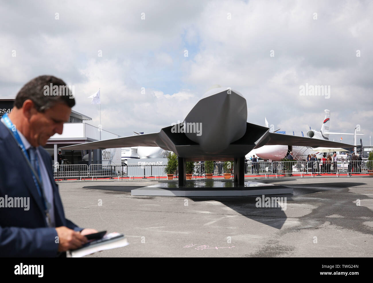 (190620) -- PARIS, June 20, 2019 (Xinhua) -- A full-size model of New ...