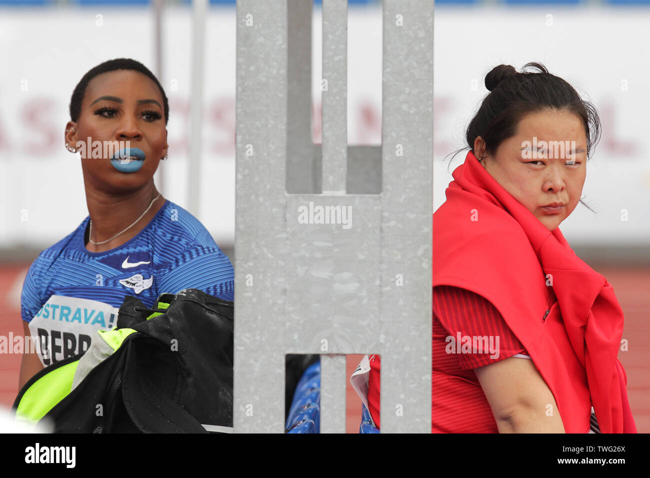 Gwen berry hammer throw hi-res stock photography and images - Alamy