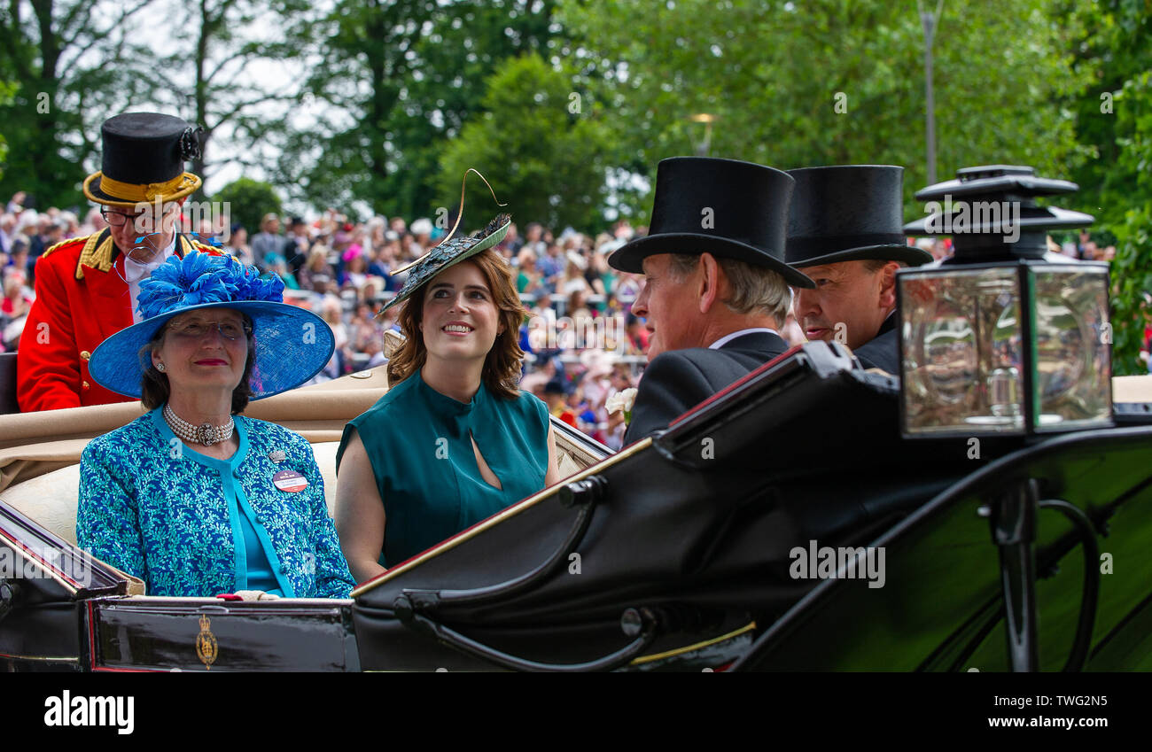 Royal ascot dresses 2019 hi-res stock photography and images - Alamy
