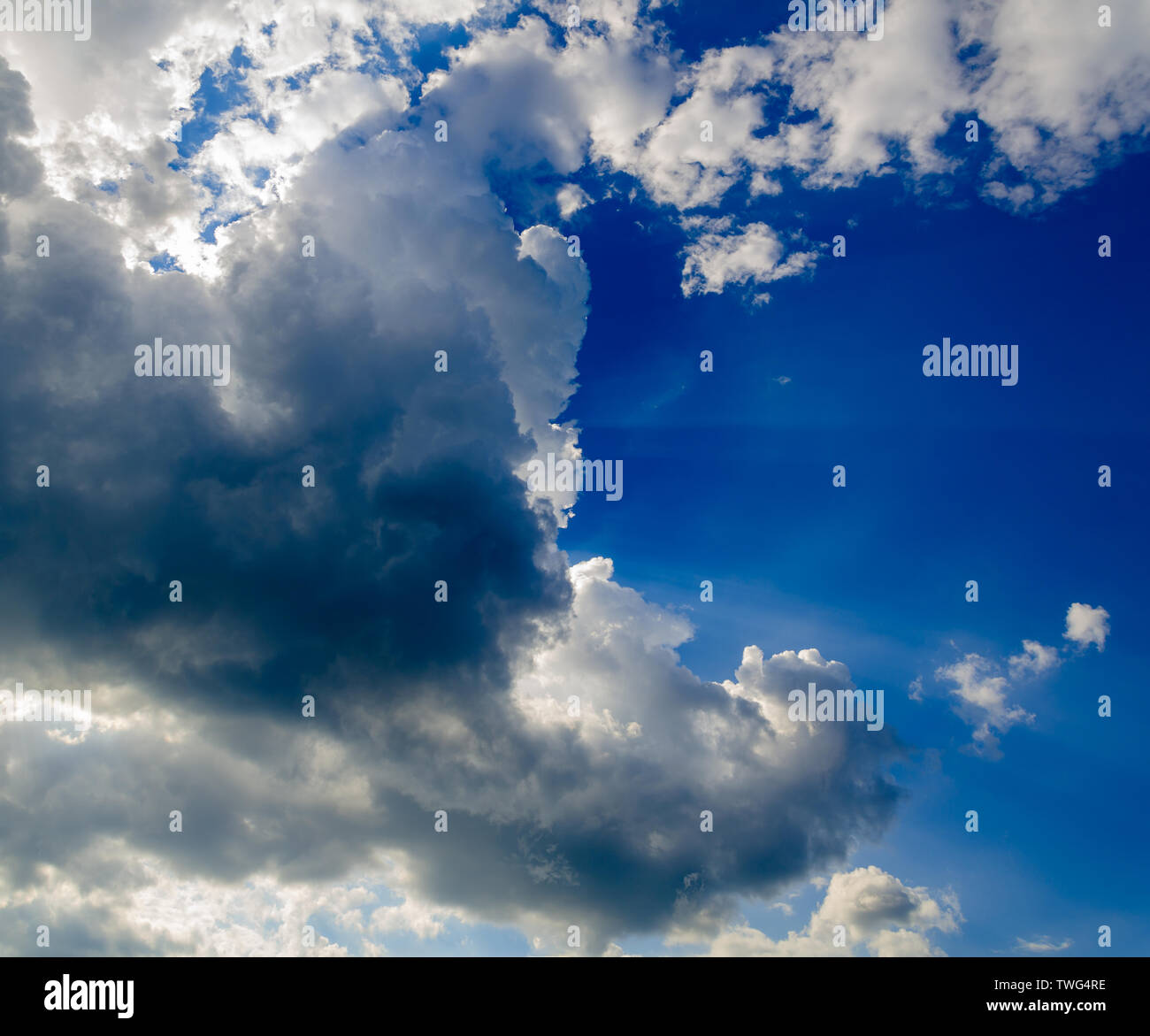 Dramatic cloudscape. Sky background with gray cumulus clouds Stock ...
