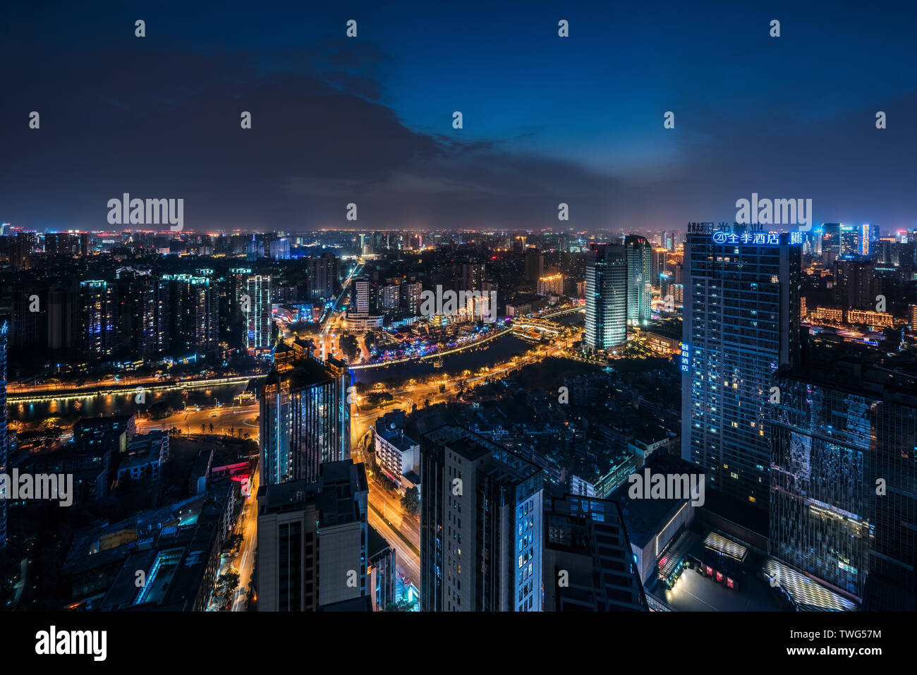 Evening night nightlife office buildings hi-res stock photography and ...