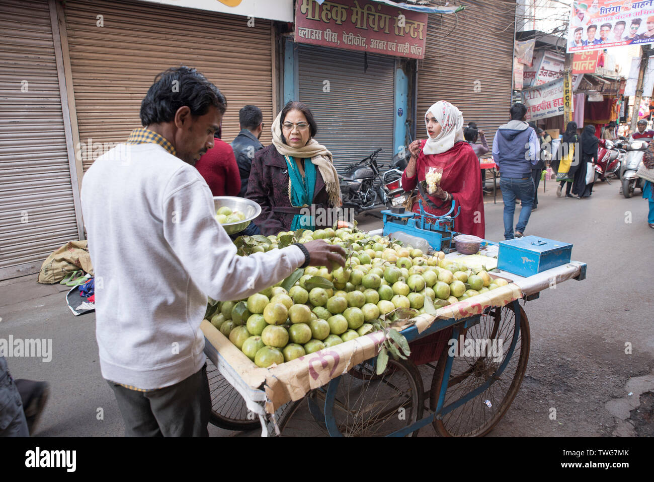Women in sari fruit market hi-res stock photography and images - Alamy