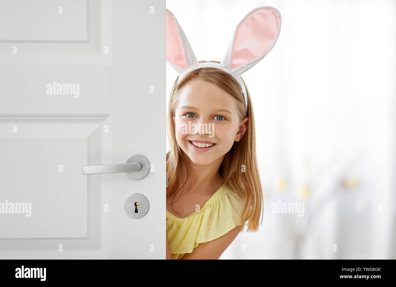 Peeking out door hi-res stock photography and images - Alamy