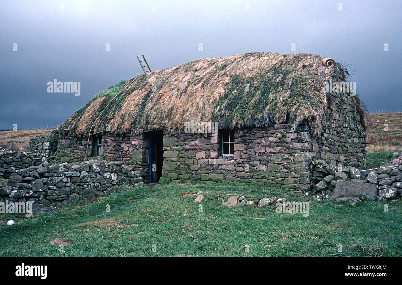 Highland thatched croft hi-res stock photography and images - Alamy