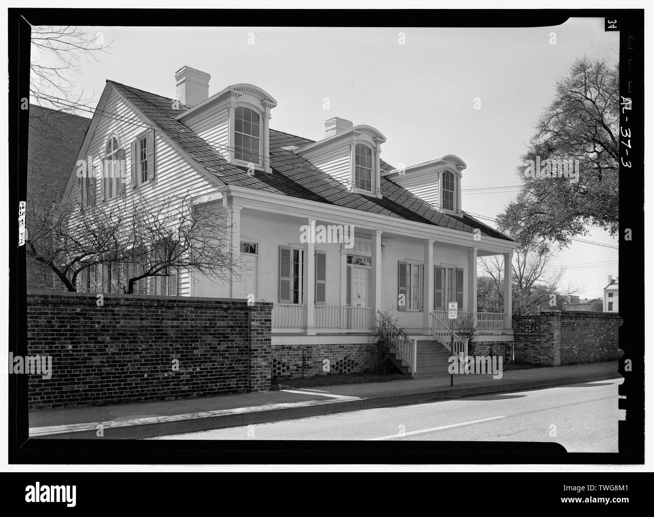 Buildings building structures mobile home hi-res stock photography and ...