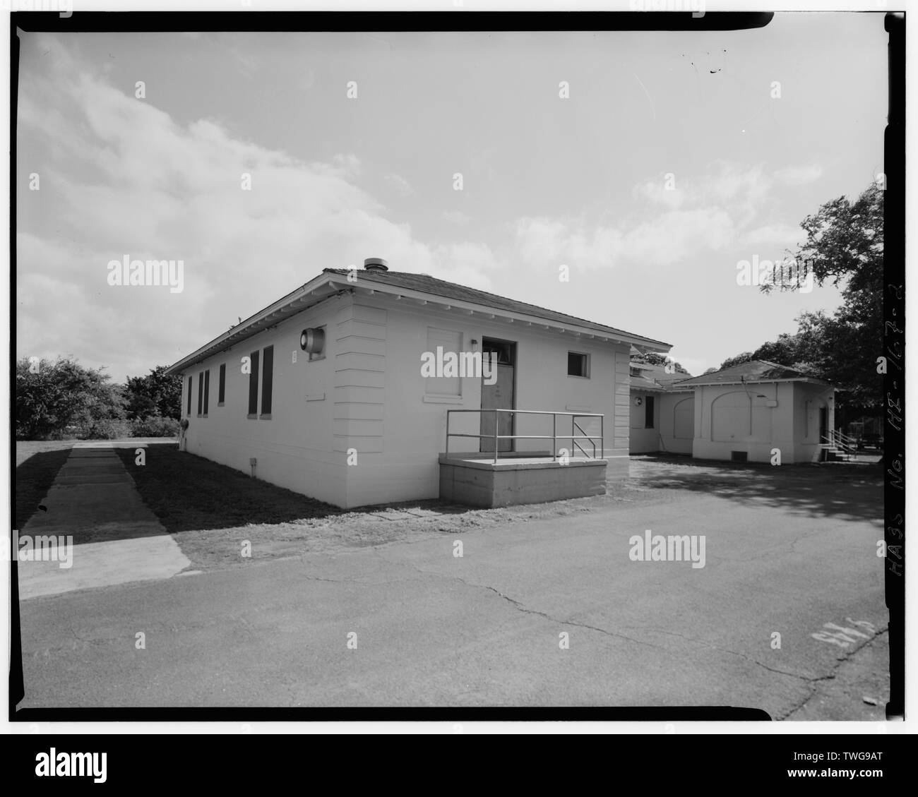 REAR AND NORTH SIDE VIEW OF BUILDING NO. 9 FACING SOUTHEAST. - U.S ...