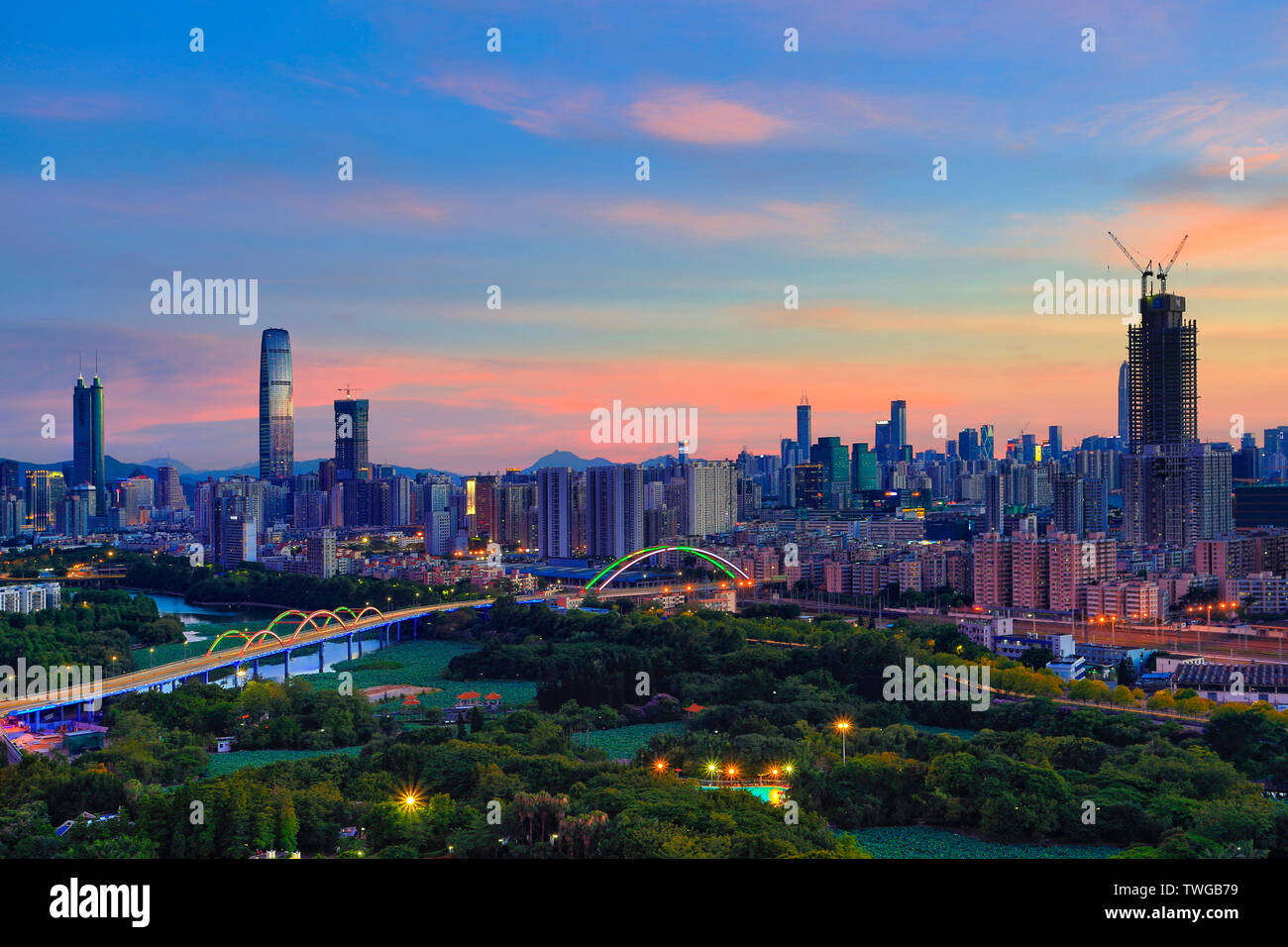 The beautiful scenery of Luohu Honghu Park in Shenzhen in the evening ...