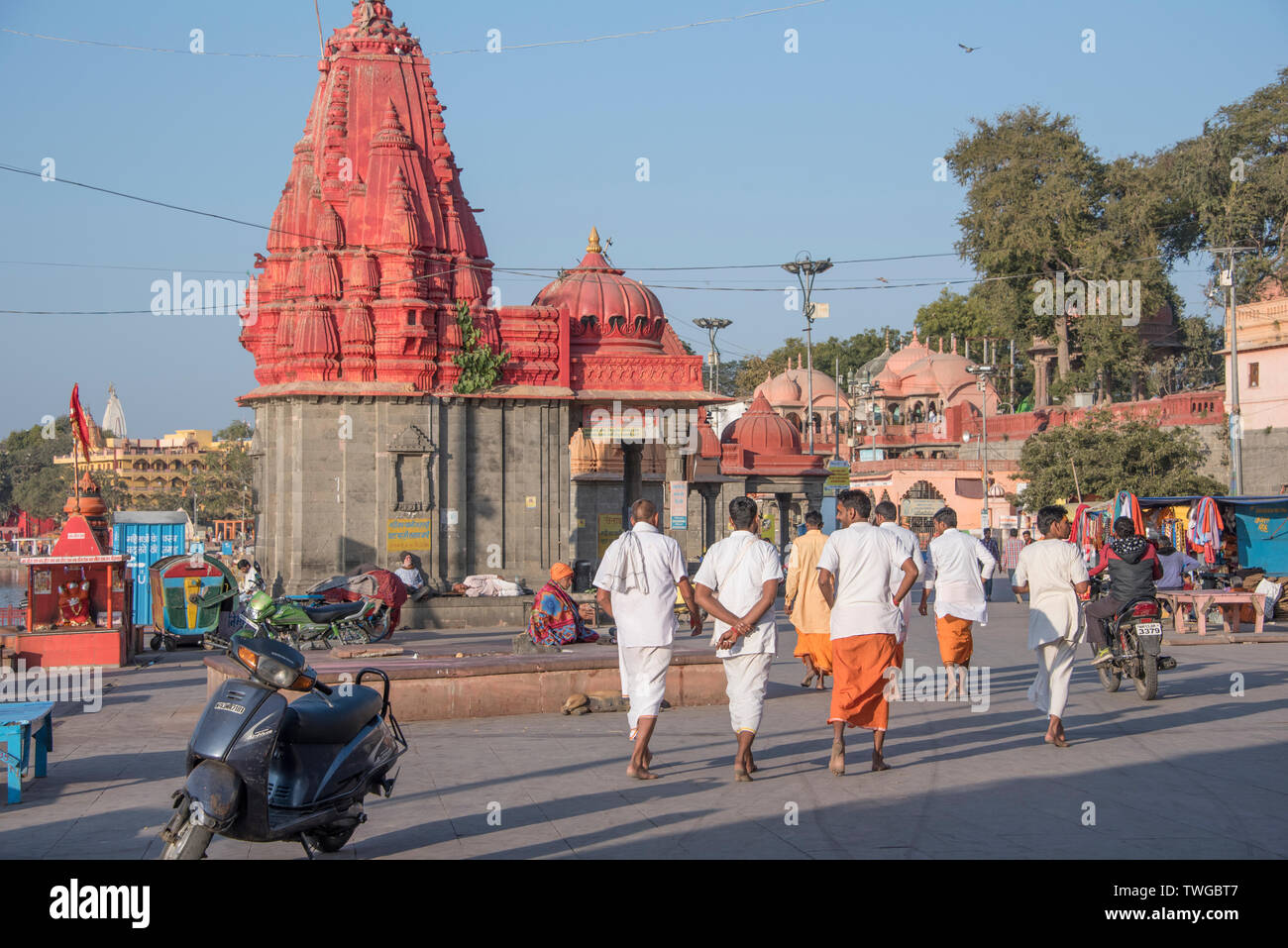 prayer on the narmada river, going to the temple Stock Photo - Alamy